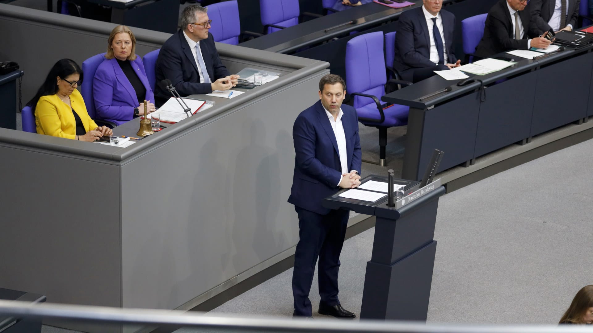 Geld für viele Kanonen und ein bisschen Butter | Von Tilo Gräser